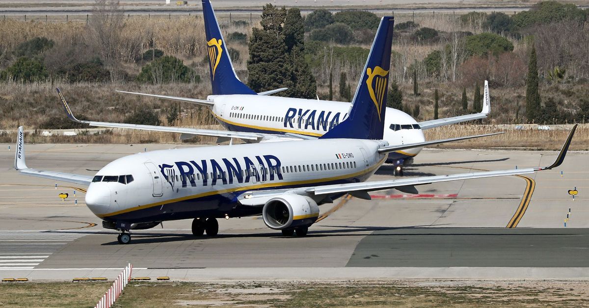 Passengers evacuated as Ryanair Boeing plane catches fire on runway in ...