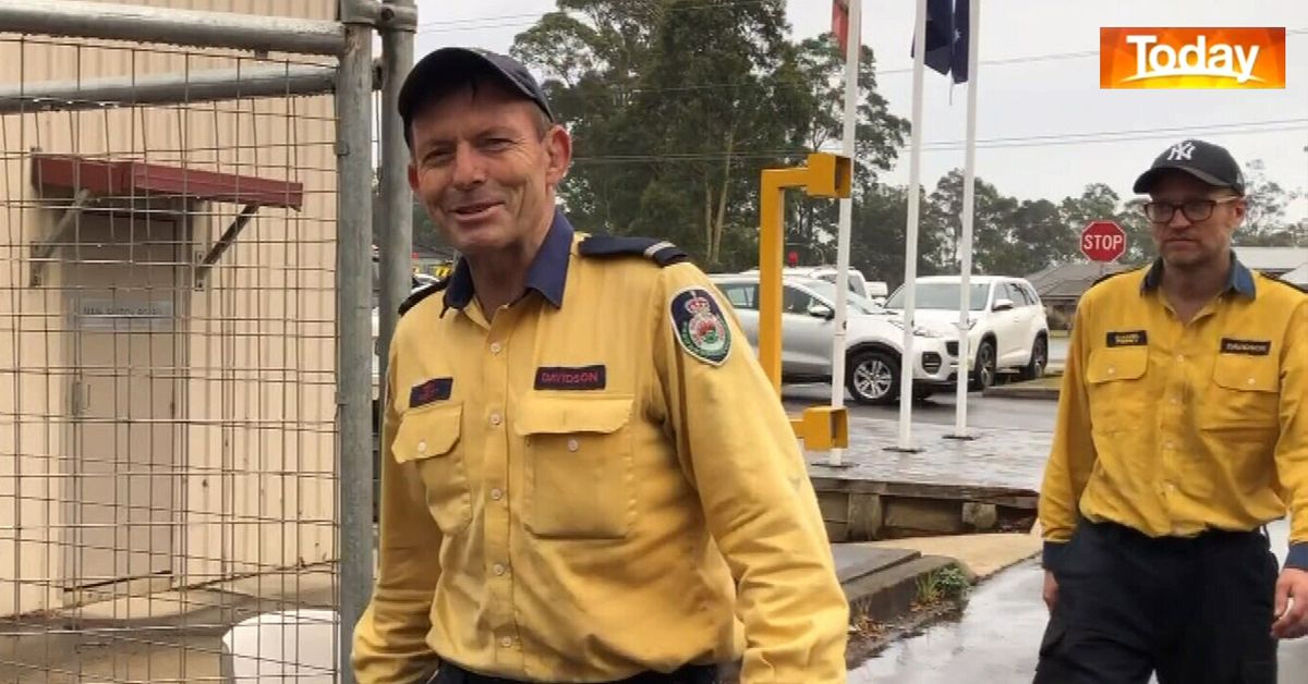 Australia bushfires: Tony Abbott on the firefront with the volunteer army