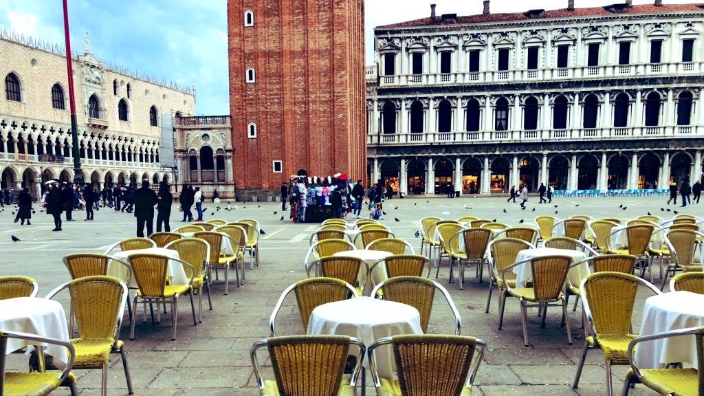 Coronavirus: Italy lock-down sees cities deserted, families separated ...