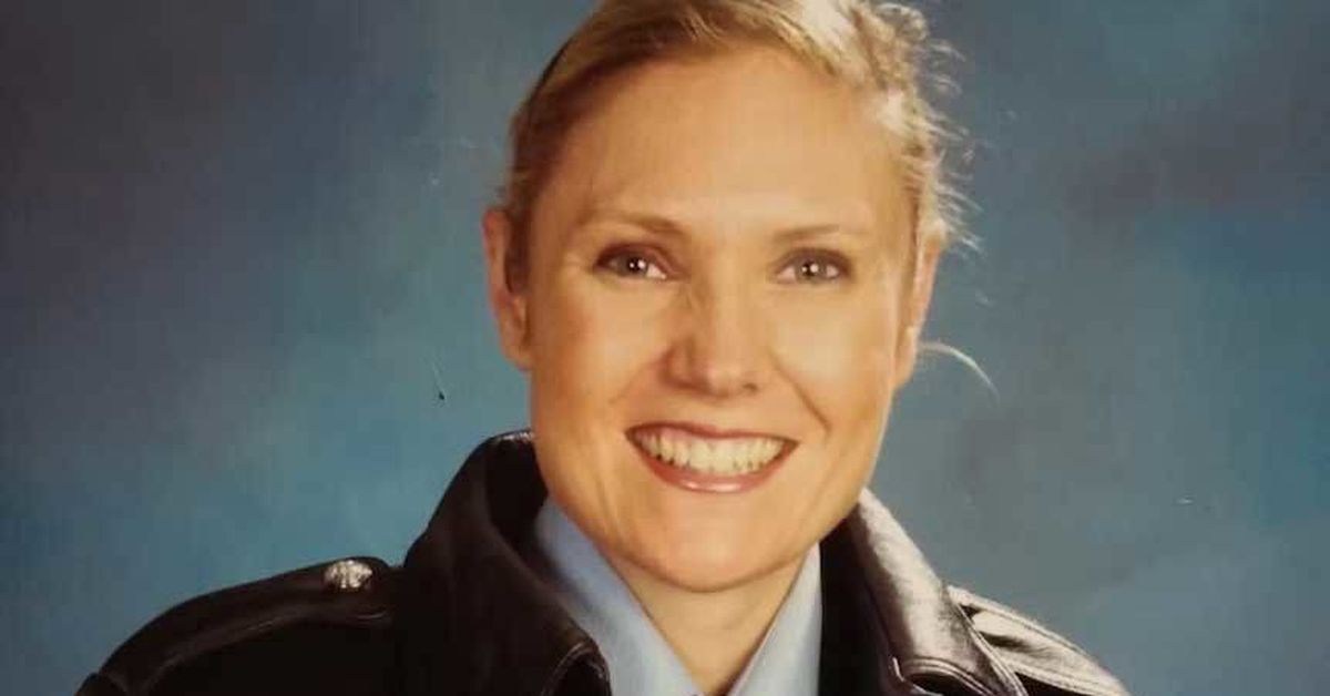 Hero police officer who died trying to save woman given bravery award