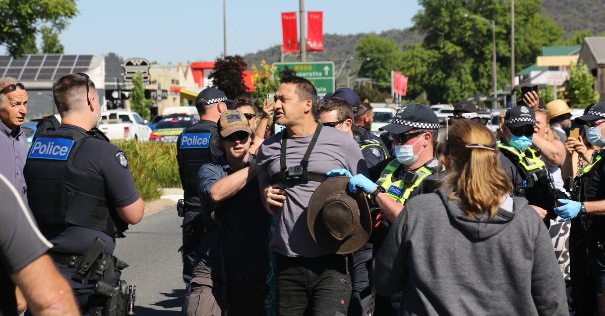 Porepunkah police shooting: Dezi Freeman previously called police ...