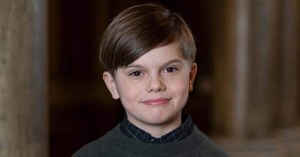 Sweden's future kind Prince Oscar unveils a new portrait to mark his ...