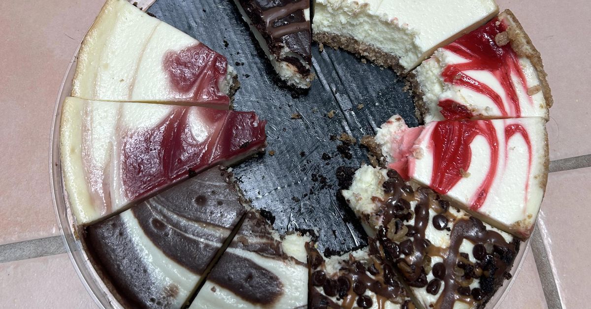 Food fails: 'Psychopath' brother's cheesecake cutting act sparks fury ...