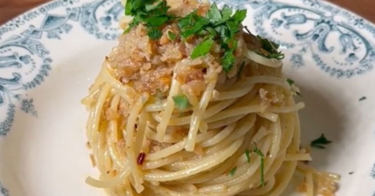 How to make breadcrumb pasta, a simple Sicilian recipe the whole family ...