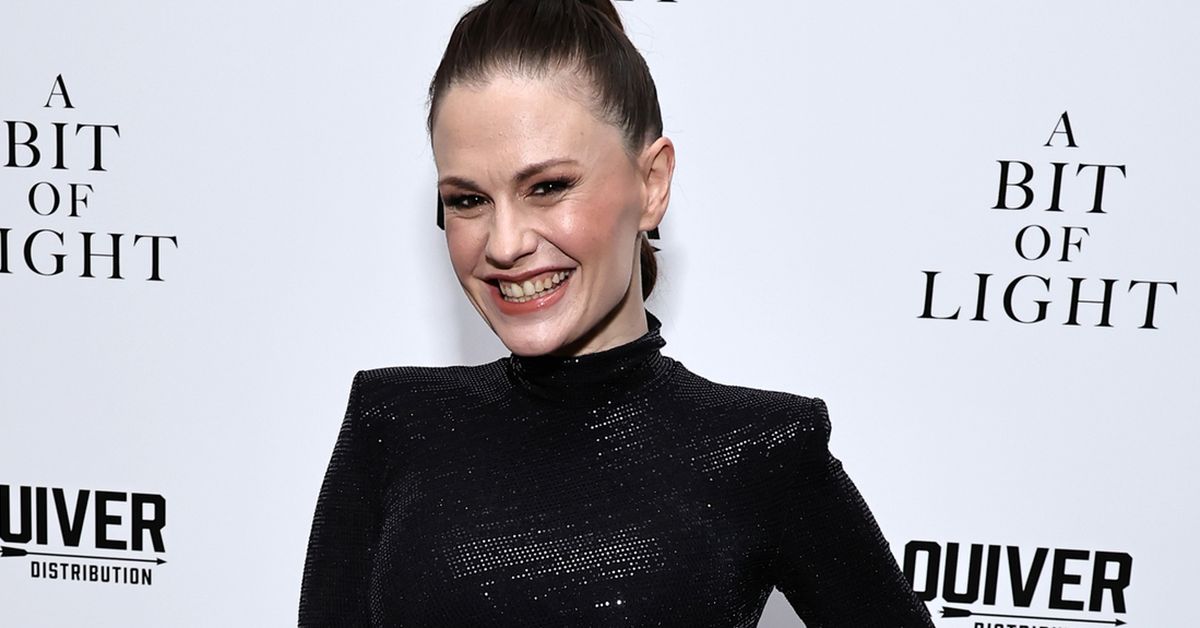 Anna Paquin attends the A Bit of Light premiere with a cane amid ...
