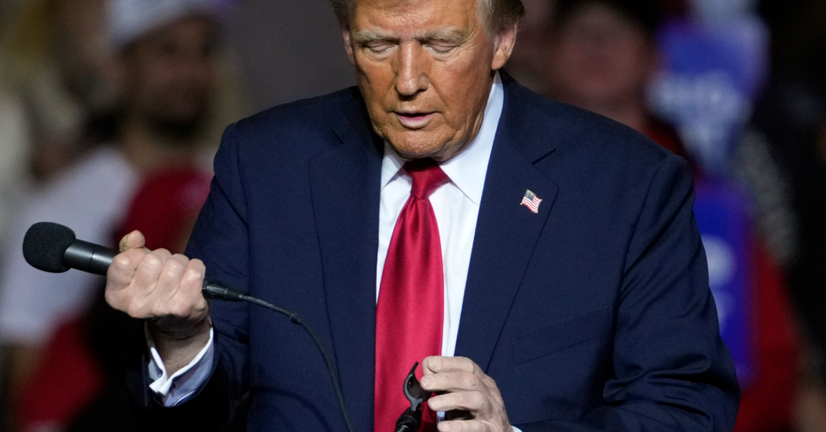 US election: Donald Trump's bizarre act on microphone after technical ...