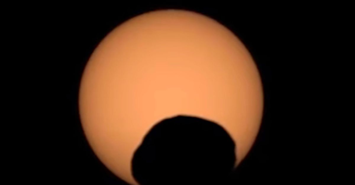 See the peculiar 'googly eye' the Perseverance rover captured on Mars