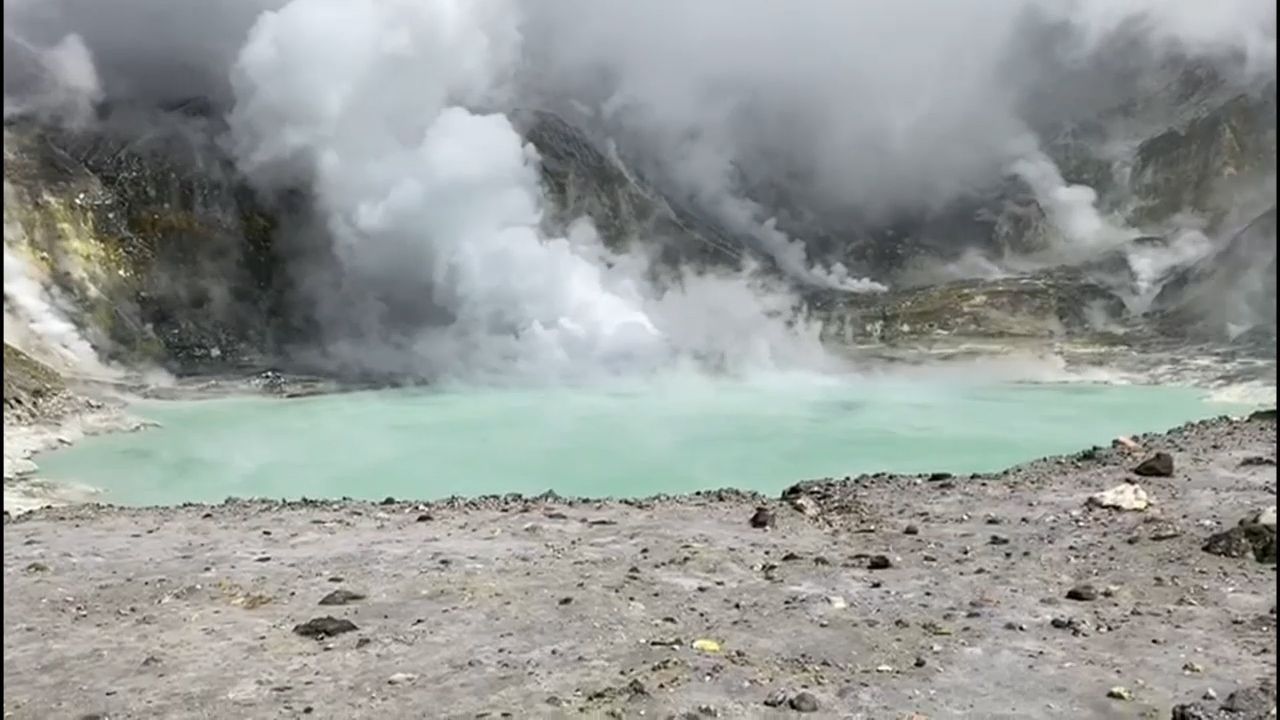 White Island volcano in New Zealand three weeks before erupting