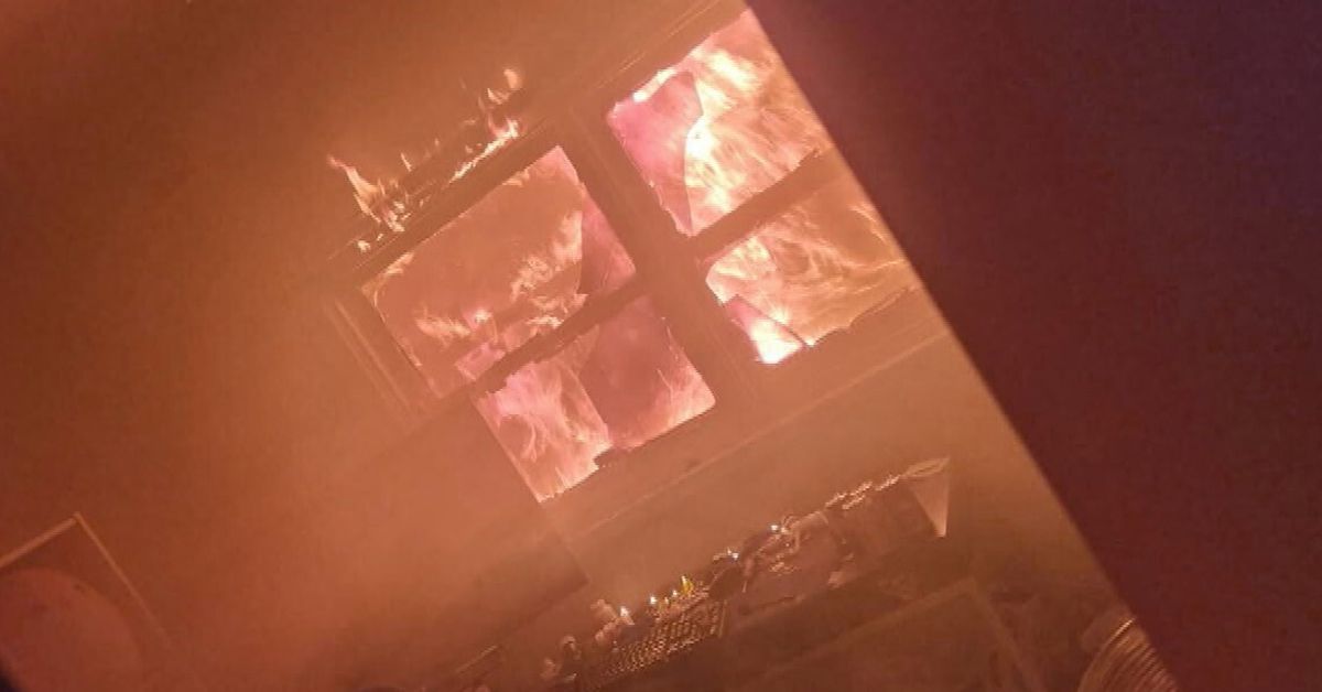 Photo shows fire devouring house as families flee in Melbourne