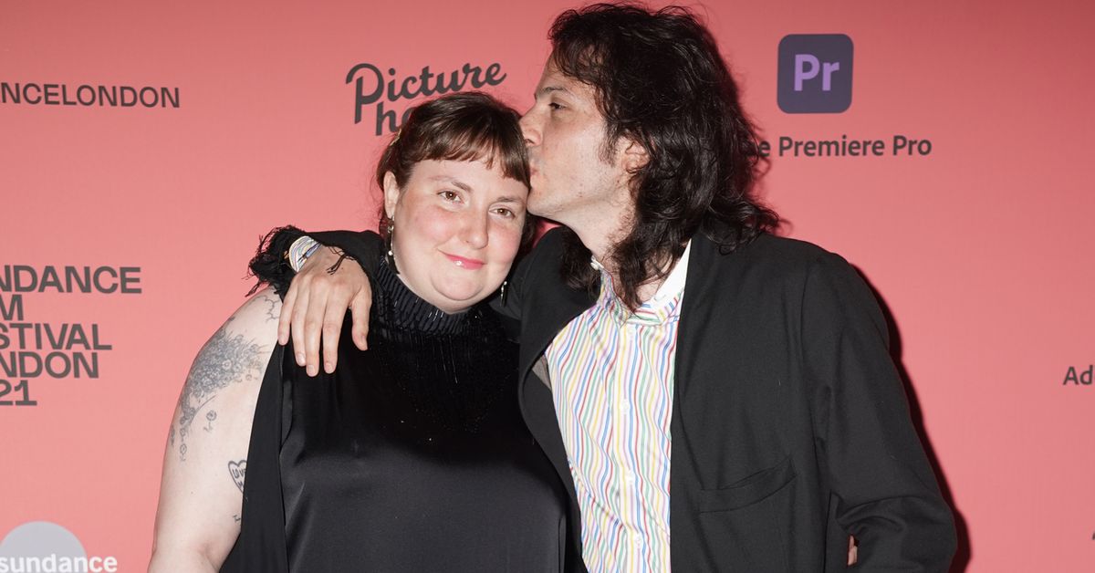 Lena Dunham marries boyfriend Luis Felber - 9Celebrity