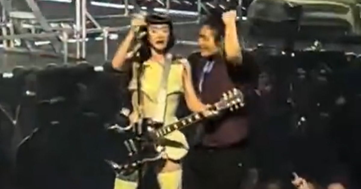 Katy Perry Sydney: Fan rushes the stage during Katy Perry's show at ...
