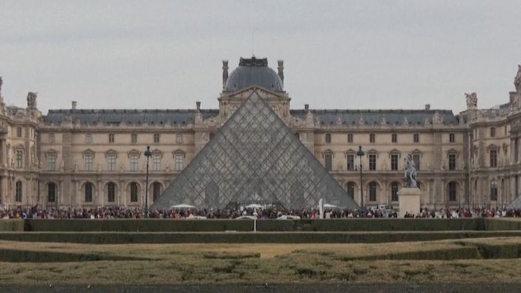 Water leak in the Louvre damages hundreds of books