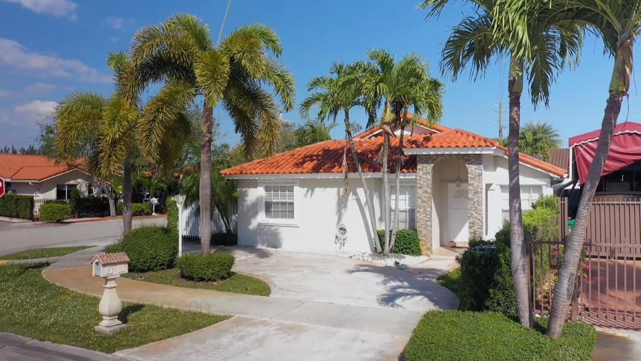 Watch House Hunters - Season 233 - Ep 9 Navigating a Change in Miami | 9Now