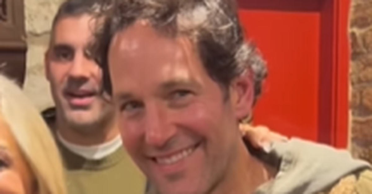 Paul Rudd surprises pubgoers and has a drink with fans in Ireland ...