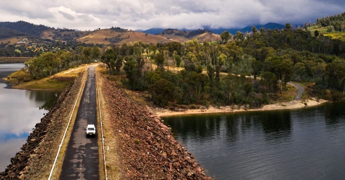 'Lucky no-one was hurt': Constuction workers down tools on Snowy Hydro ...