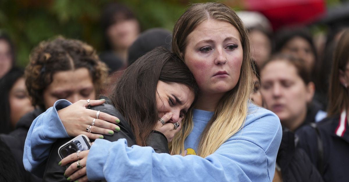 Liam Payne death: Fans mourn One Direction star by leaving tributes in ...