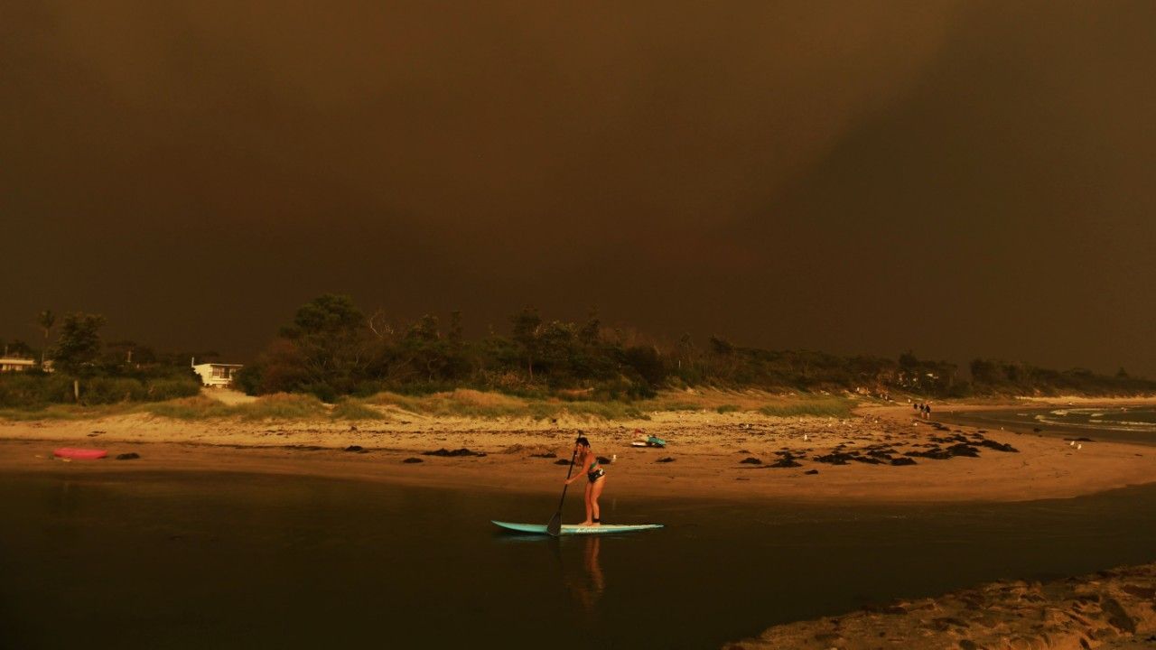 NSW bushfires: Pitch black at 4pm in Nowra as bushfire approaches