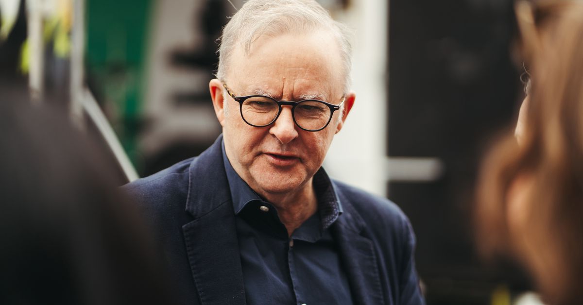 New poll brings minority government closer as Labor falls