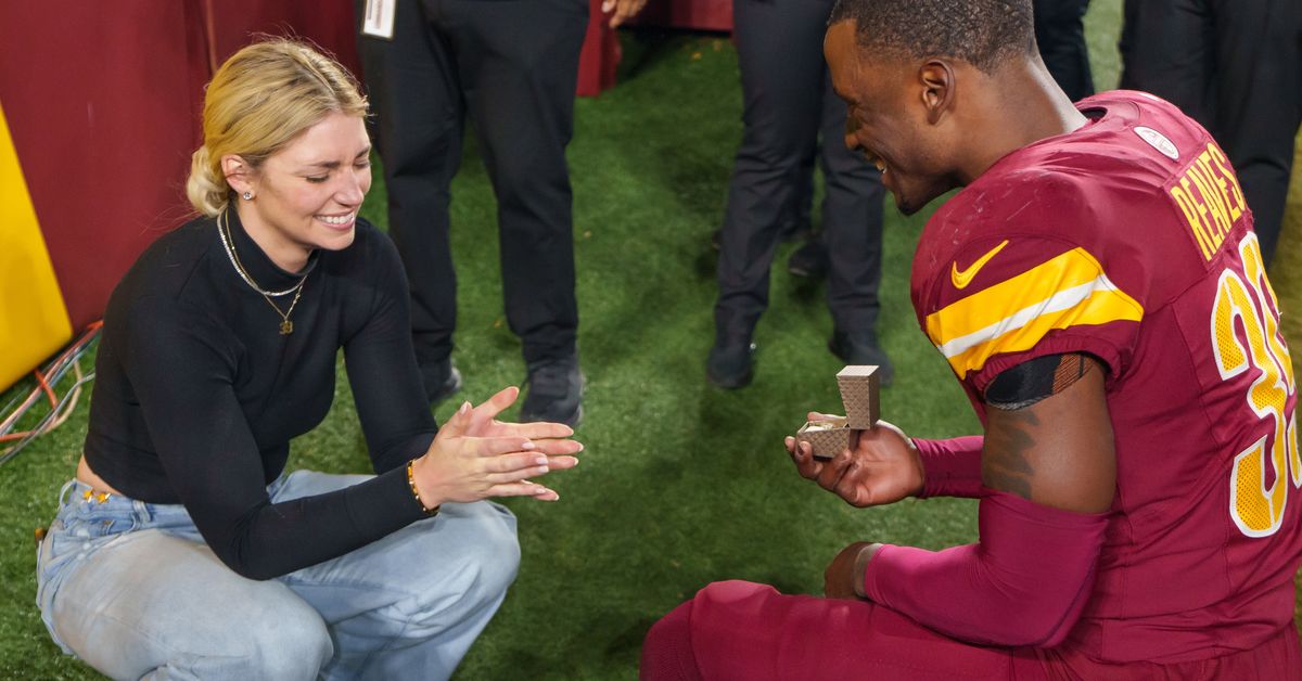 NFL star Jeremy Reaves thrills fans as he drops to one knee and ...