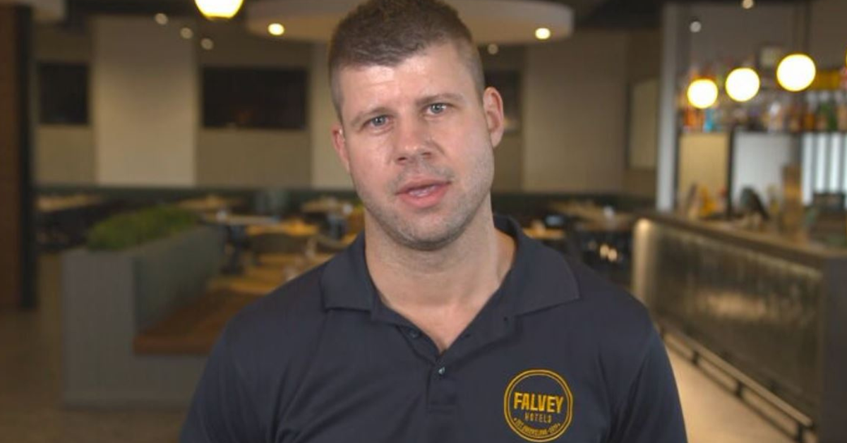 Queensland pub enforces controversial 'anti-eshay' dress code