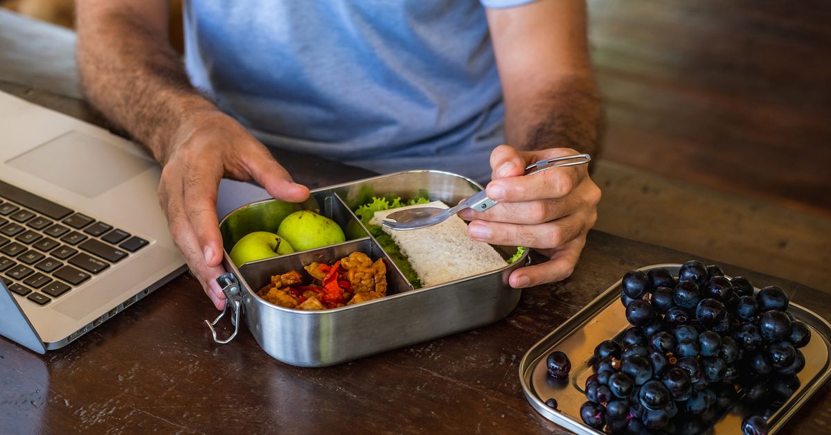 Nutritionist's quick tips to cut down on mindless snacking when working ...