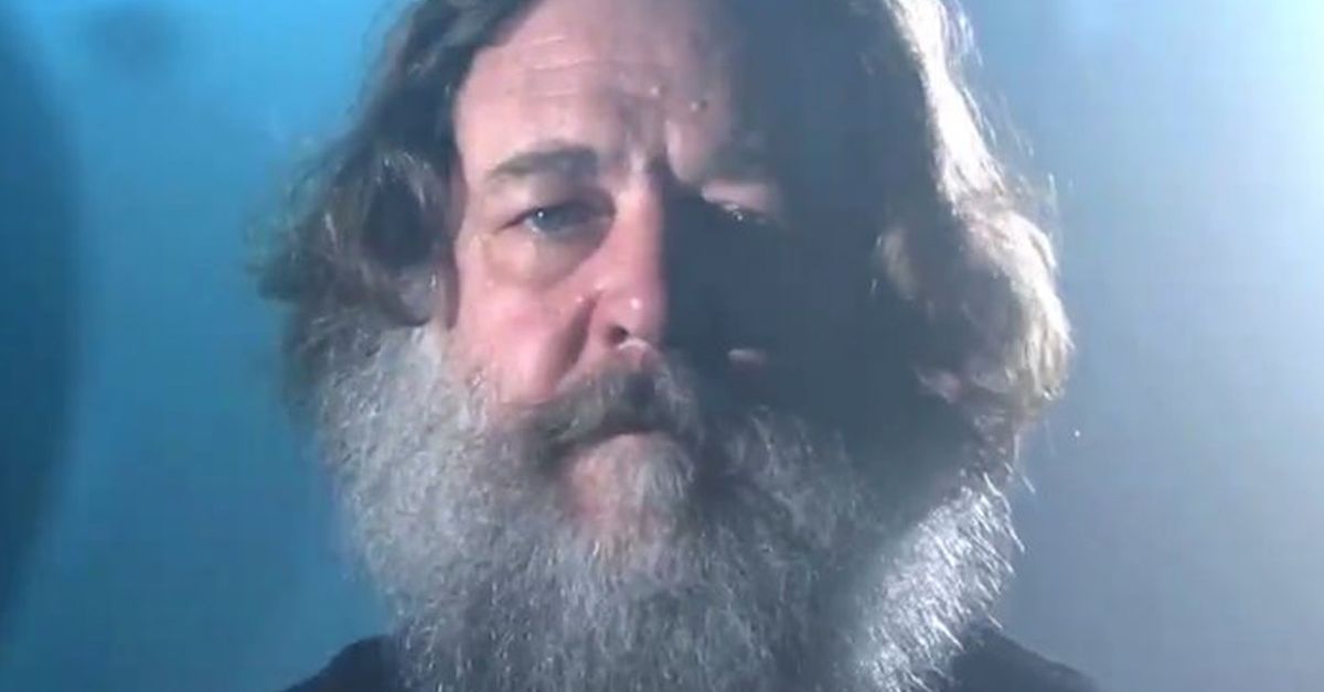 Russell Crowe ditches beard in strange makeover video - 9Celebrity