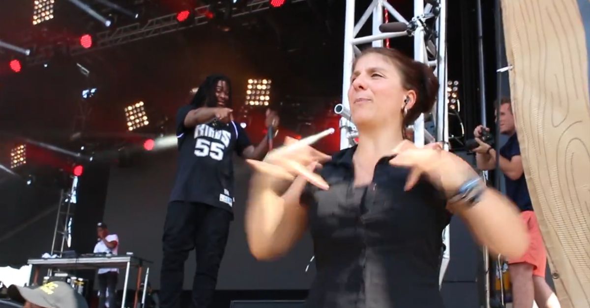 VIDEO: Waka Flocka Flame rocks out with bad-arse sign language ...