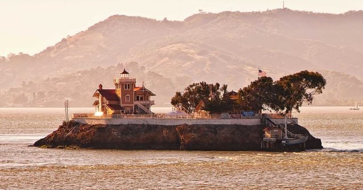 Lighthouse keeper: Get paid $180K to run a lighthouse on a tiny island ...