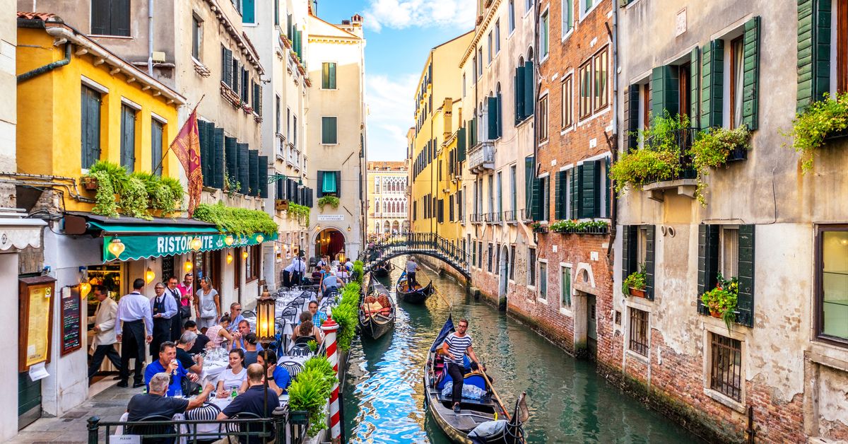 Venice's anti-pickpocket vigilante attacked while trying to stop theft ...