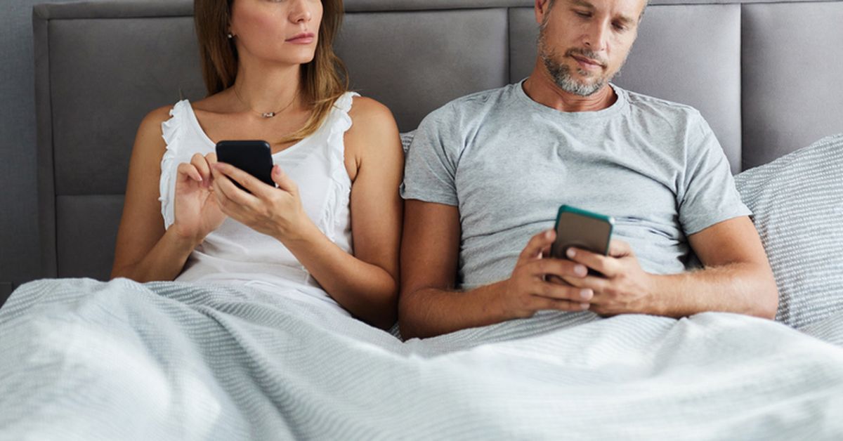 Phone snooping in relationships: Experts weigh in on controversial ...