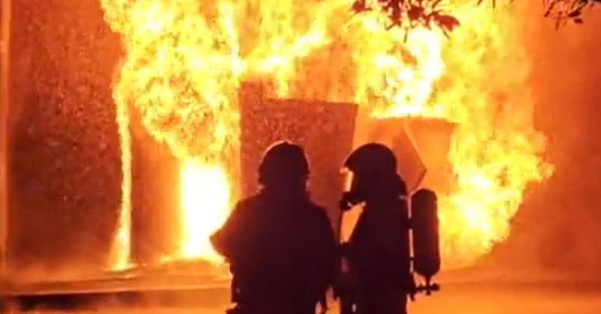 Turramurra fire: Homes without power, live electricity as transformer ...