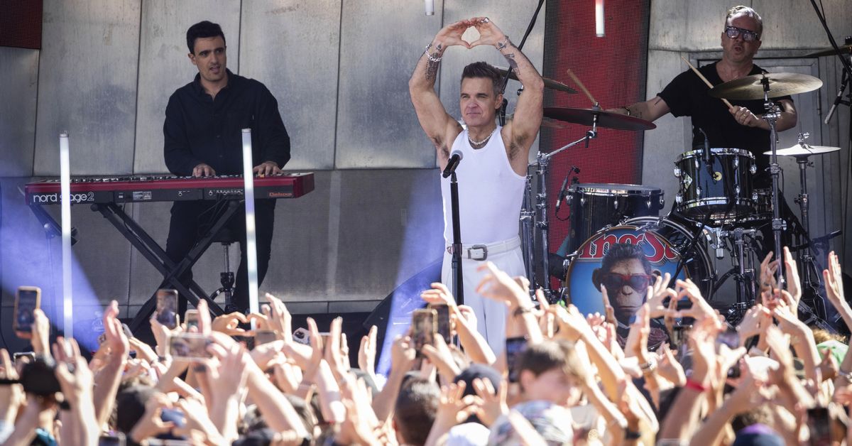 'Unreal': Robbie Williams thrills fans as performs free concert in ...