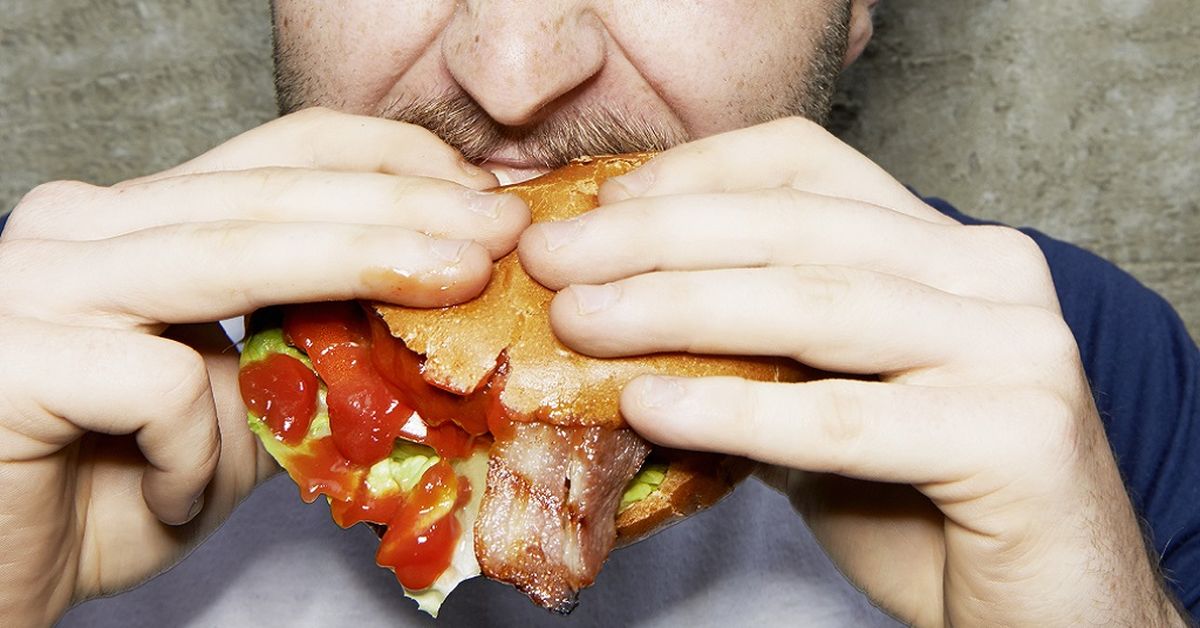 How to eat burgers the 'right way', according to a burger expert - 9Kitchen