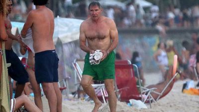 Buff stars over 40! Dennis Quaid, 61, defies the laws of gravity and ...