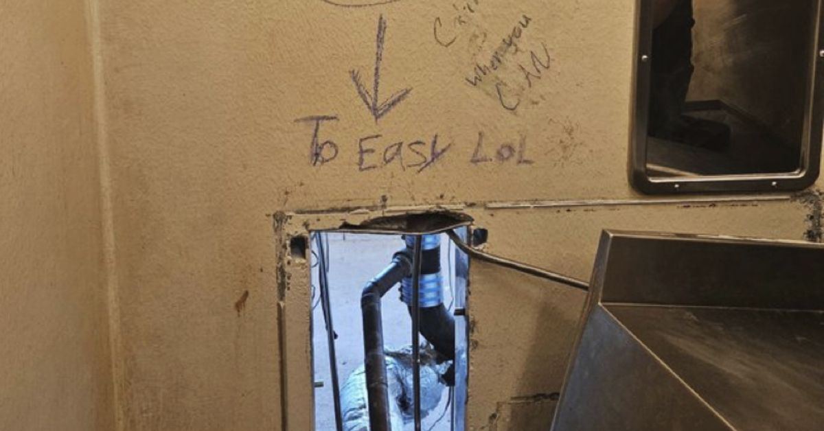 New Orleans Jailbreak: Ten inmates escape from US jail through hole in ...