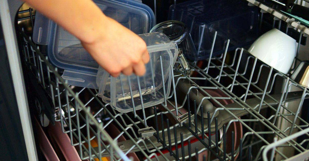 Why do plastic containers always come out wet from the dishwasher ...