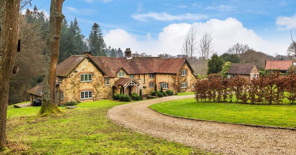 Charming farmhouse in the UK village from 'The Holiday' hits market ...