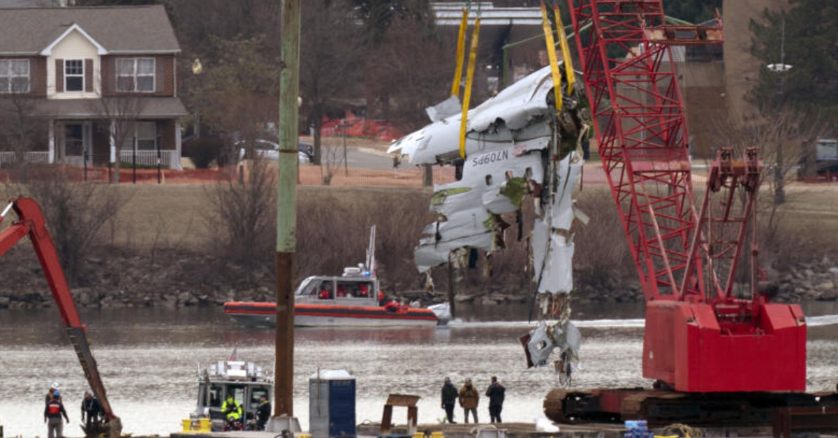 Washington DC plane crash update: Recovery of DC jet wreckage begins as ...